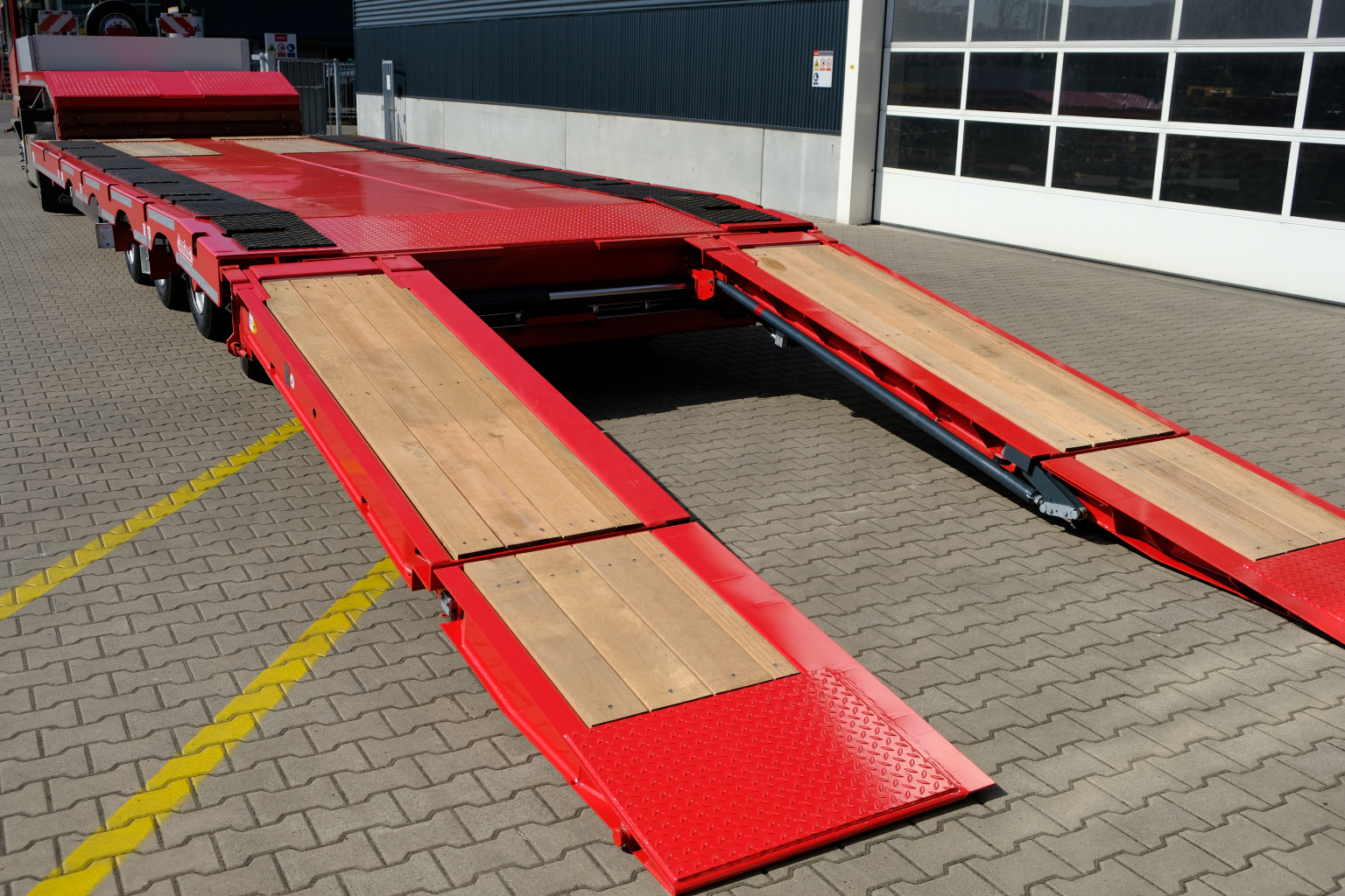 Nooteboom semi low-loader with hydraulic widening | Nooteboom Trailers