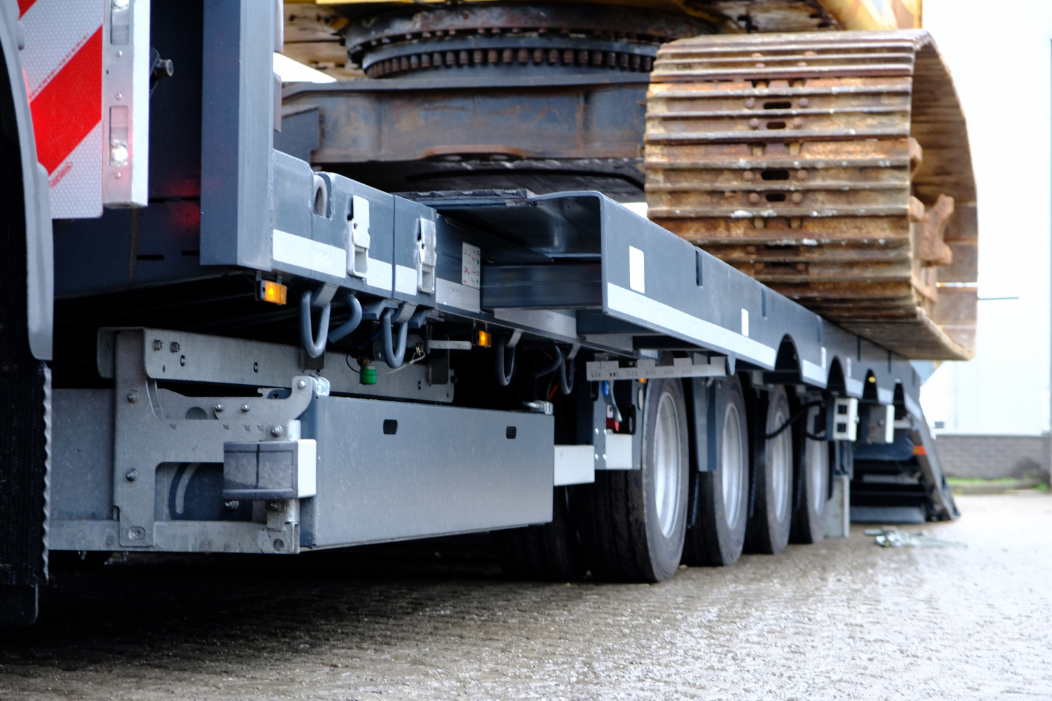 Nooteboom semi low-loader with hydraulic widening | Nooteboom Trailers