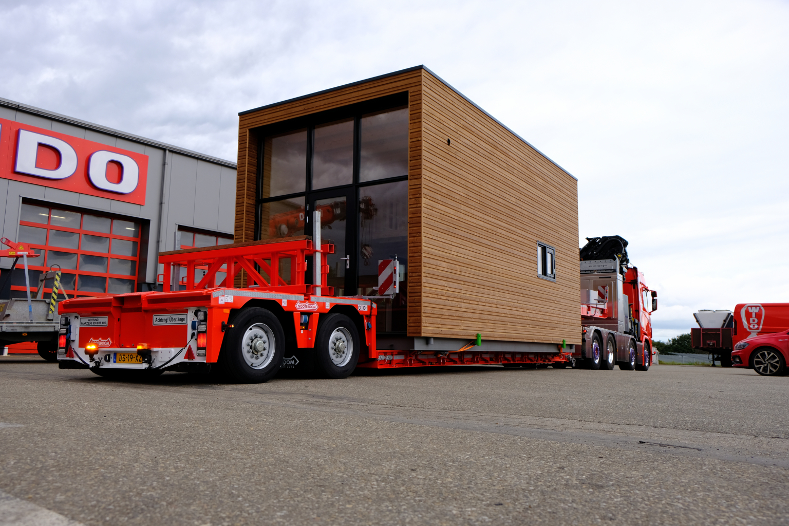 Wido invests in euro low-loader for transporting tiny houses ...